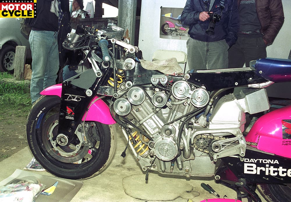 Britten V1000. 1992 WSBKevent Manfeild Steve GreenPic0863 copy ...